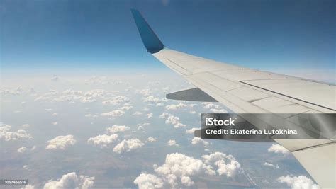 비행기 날개 보기 창 밖 흐린 하늘 배경에 휴일 휴가 배경 푸른 하늘에 구름 위에 비행 하는 비행기의 날개 아름 다운 흰 적 운 구름 0명에 대한 스톡 사진 및 기타 이미지