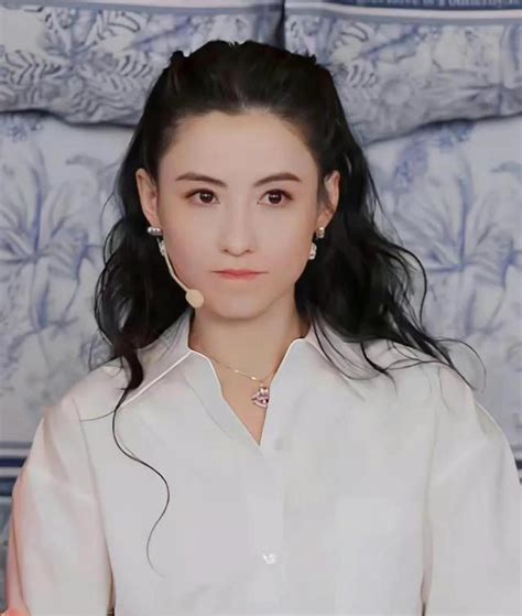 同坐經濟艙機場甜蜜牽手回港同居5天王菲突然對謝霆鋒很主動 每日頭條