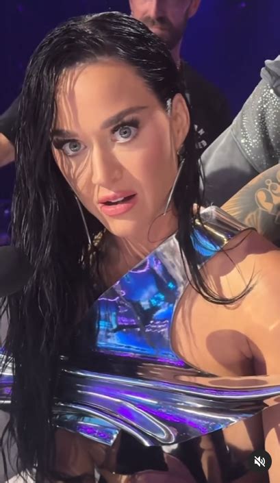 Katy Perry 39 Suffers Wardrobe Malfunction On ‘american Idol After