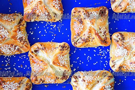 Слойки из готового слоеного теста с сыром 10 фото в рецепте