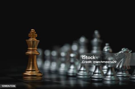 비즈니스 리더 개념입니다 체스 보드 게임 전략 계획 및 경쟁 개념에 대한 스톡 사진 및 기타 이미지 개념 검은색 결정 Istock