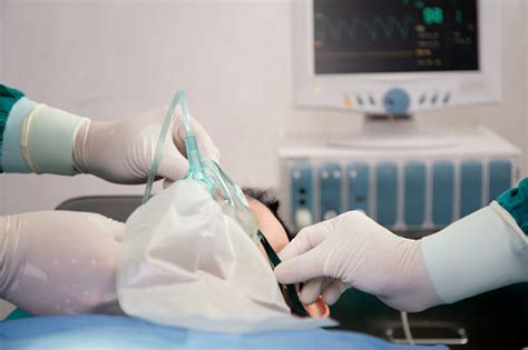 병원 수술실에서 환자 응급 처치와 산소 마스크를 들고 의사와 조수의 클로즈업 손 외과 의사 치유 및 수술 호흡 문제 의료 및 건강 기기 2명에 대한 스톡 사진 및 기타