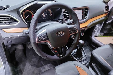 Новая Lada Vesta: раскрыто оснащение топ-версии с планшетом ...