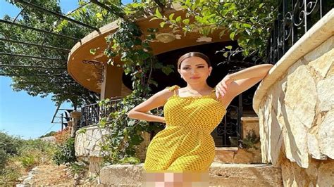 إطلالة جريئة لنسرين طافش بجمبسوت شورت صورة