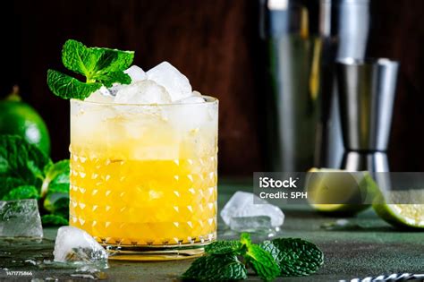 마이 타이 칵테일 화이트 럼 리큐어 설탕 시럽 라임 주스 민트 및 분쇄 된 얼음으로 상쾌한 음료 어두운 배경 바 도구 복사 공간 0명에 대한 스톡 사진 및 기타 이미지