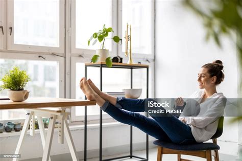 젊은 여자 휴식 에 사무실 와 그녀의 맨발 에 책상 사람들에 대한 스톡 사진 및 기타 이미지 사람들 한 사람 가정 생활 Istock