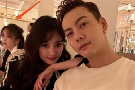 陈伟霆杨幂活动合照上热搜，却被旁边昏昏沉沉的佟丽娅抢了镜头