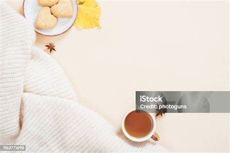 가을 구성 파스텔 베이지 색 배경에 흰색 니트 격자 무늬 차 한 잔 쿠키 낙엽 플랫 레이 상단 보기 복사 공간 가을 가을 컨셉 0명에 대한 스톡 사진 및 기타 이미지