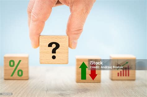 비즈니스 개념 불확실성 지표 물음표 경제 및 재무 분석 이자율 주식 채권 순위 모기지 대출이자 백분율 위 또는 아래 화살표 기호 질의응답에 대한 스톡 사진 및 기타 이미지