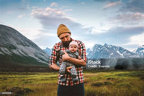 노르웨이에서 아기와 함께 여행하는 가족 아버지 부모와 자식이 함께 산에서 하이킹 야외 활동적이고 건강한 라이프 스타일 여름 여행 남자 아빠와 함께 야생에서 아이 초상화