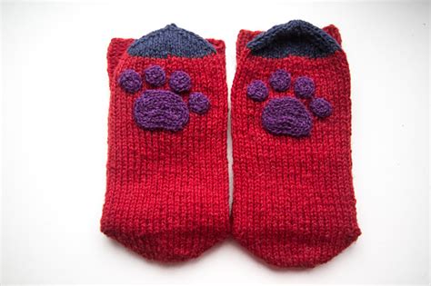 한 쌍의 아름 다운 따뜻한 손으로 짠 모직 양말 개 또는 고양이 발 패턴 천연 원사에서 개에 대한 스톡 사진 및 기타 이미지 개 겨울 계절 Istock