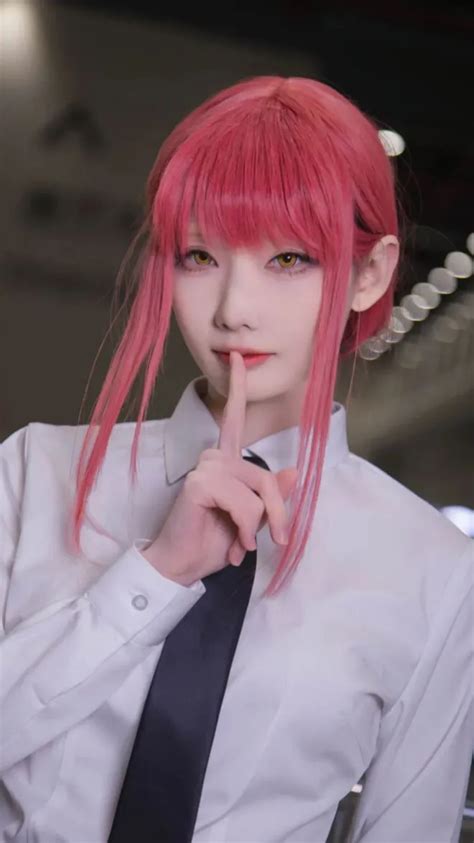 小白襯衫在女人身上原來可以如此的又韻味 這修長的身材真是羨煞旁人 宅中地