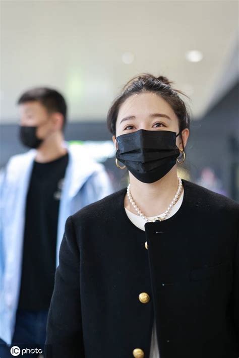 阚清子现身上海机场 黑色套装简约时尚