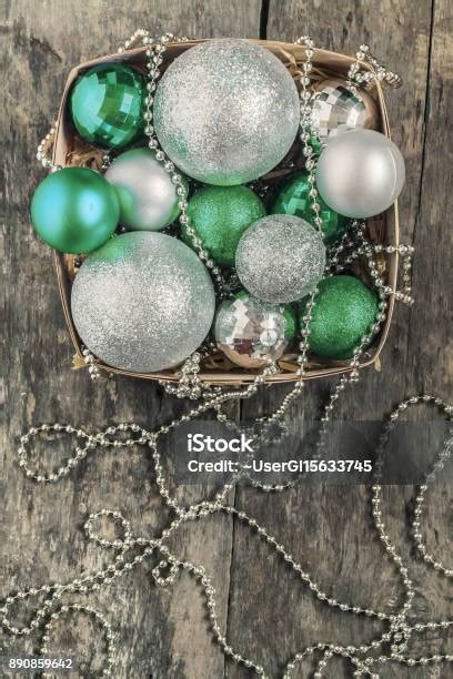 그린 크리스마스 공 및 실버 구슬 나무 바구니 빈티지 스타일의 평면도에 거짓말 갈색에 대한 스톡 사진 및 기타 이미지 갈색