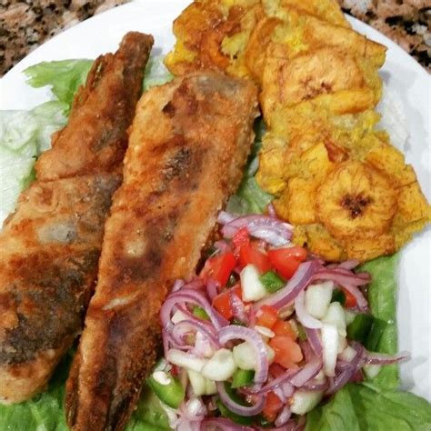 Pescado Frito Con Patacones Y Ensalada