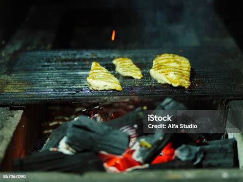 굽는 과정 빛나는 장작 구이 치킨의 세가지 육즙 옆 굽기 검은 배경을 흐리게에 기록 합니다 개념에 대한 스톡 사진 및 기타