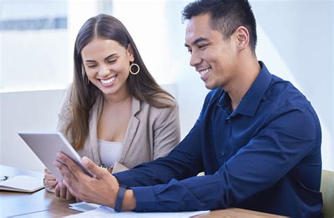 사무실에서 디지털 태블릿을 함께 사용하는 두 명의 사업가의 샷 20 29세에 대한 스톡 사진 및 기타 이미지 20 29세 25 29세 2명 Istock