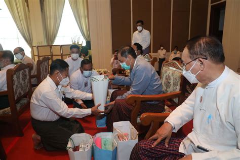 ၇၇ နှစ်မြောက် တပ်မတော်နေ့အခမ်းအနားသို့ တက်ရောက်ကြသည့် အငြိမ်းစား တပ်မတော်အရာရှိကြီးများအား နိုင