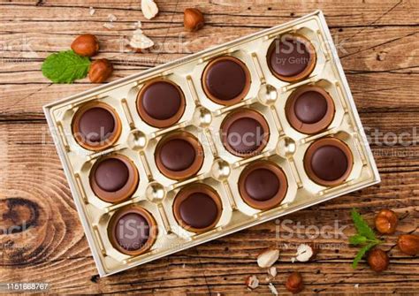 민트와 견과류와 나무 배경에 집에서 만든 사탕의 상자 카라멜과 초콜릿의 헤이즐넛 0명에 대한 스톡 사진 및 기타 이미지 0명 8월 갈색 Istock