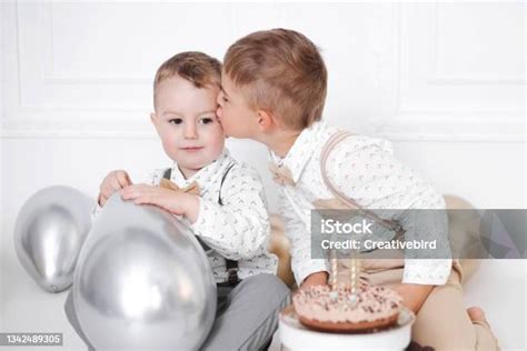 생일을 축하하는 두 소년 아이들은 Bday 파티를합니다 촛불과 풍선 생일 케이크 행복한 아이들 축하 흰색 미니멀 한 인테리어 2 3 살에 대한 스톡 사진 및 기타 이미지