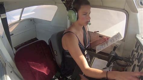 красивая девушка сама управляет самолетом Youtube