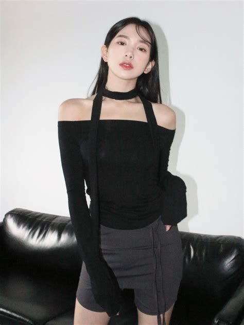 모드 머플러 오프숄더 티셔츠