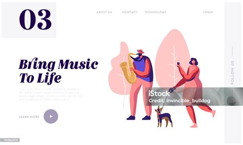 색소폰 연주자가 공원에서 음악을 연주하 고 여 자가 콘서트를 관람 하 고 음악 공연을 촬영 합니다 거리 야외 쇼 웹사이트 방문