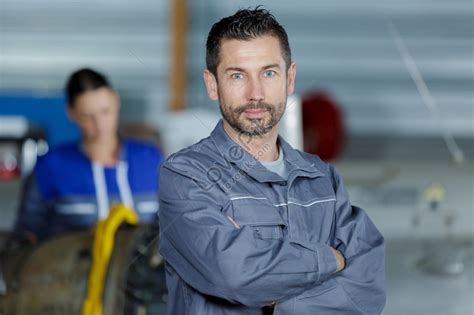 자동차 사진 옆에서 카메라를 바라보는 기계공 사진 무료 다운로드 Lovepik