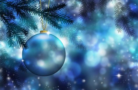 Голубой шарик рождества на ветви спруса со снегом Стоковое Изображение изображение