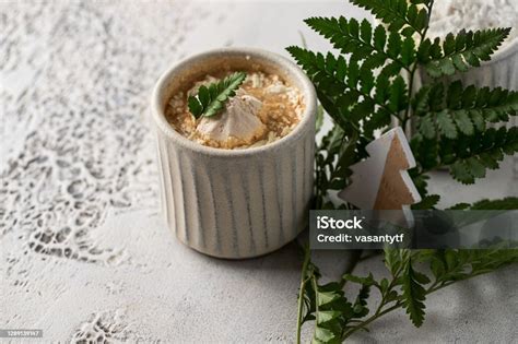 휘핑 크림과 화이트 초콜릿핫 초콜릿 컵 회색 콘크리트 배경에 크리스마스 장식 스칸디나비아 스타일 제마스 시간 감정에 대한 스톡 사진 및 기타 이미지 Istock