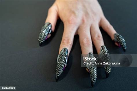 할로윈 테마 마녀 손톱 세련된 매니큐어와 보석 네일 링 장식 마술 으스스한 검은 배경과 아름다운 여성 손 검은색에 대한 스톡 사진 및 기타 이미지 Istock