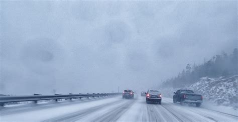 겨울의 눈보라속에서 콜로라도 의 로키 산맥에서 70 번 주간 고속도로를 따라 운전하는 차량 관점 샷 도로에 대한 스톡 사진 및 기타 이미지 Istock
