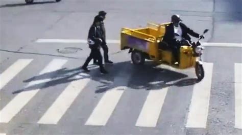 Не ова не е начин да освоиш нечија туѓа жена Мотика