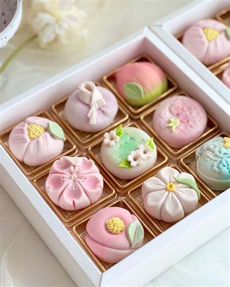 ꕤ온미담ꕤ 제주떡케이크•앙금플라워•제주화과자•제주도라지정과•제주선물세트•제주상견례•제주답례품 🌿 1호 크레센트 케이크 ⠀ 사랑하는 어머님의 세번째 스무살을 축하드립니다💕