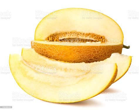 잘 익은 멜론 그리고 백색 클로즈업에 두 조각 자연 그늘과 건강한 식생활에 대한 스톡 사진 및 기타 이미지 건강한 식생활 과일 날것 Istock