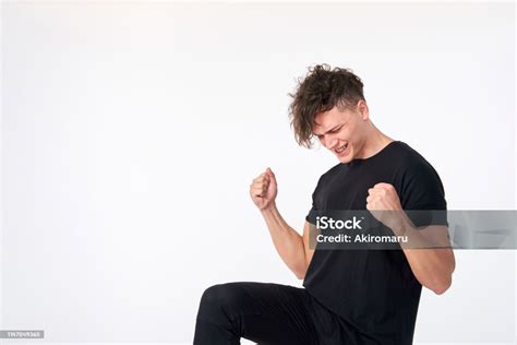 행복 한 만족 젊은 남자 축 하 하 고 성공 응원 팔꿈치와 같은 흰색 배경에 대 한 예를 굽 혀 긍정적 인 감정 흰색 바탕에 스튜디오 촬영 감정에 대한 스톡 사진 및 기타