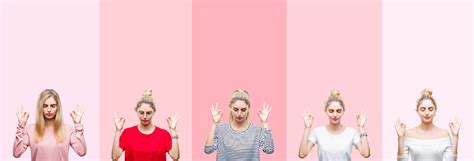 생생한 화려한 빈티지 분홍색 고립 된 배경 위에 젊은 아름 다운 금발 여자의 콜라주 휴식을 취하고 손가락으로 명상 제스처를 하 고 닫힌 눈으로 미소 요가 개념입니다 개념에