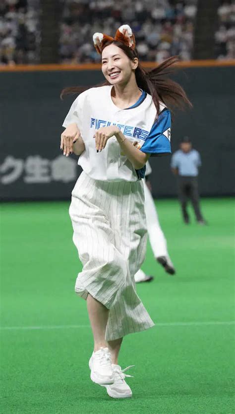 女優・真飛聖の「きつねダンス」がネットで話題 しっぽフリフリ場内沸かせた「さすがは元宝ジェンヌ」 スポニチ Sponichi Annex 野球