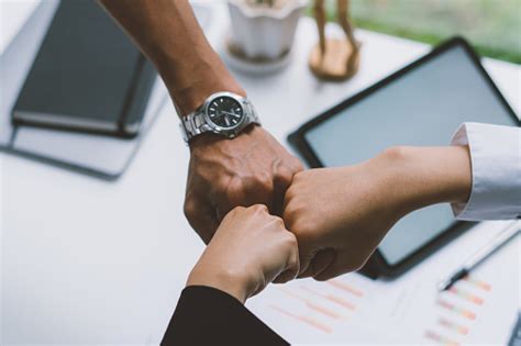 성공과 승리 개념 사무실에서 승리를 축하하는 행복한 비즈니스 팀 도전에 대한 스톡 사진 및 기타 이미지 도전 부기 3 명 Istock