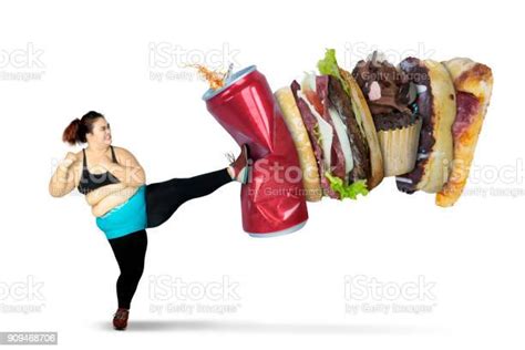 청량 음료와 패스트 푸드를 발로 하는 중량이 초과 된 여자 개념에 대한 스톡 사진 및 기타 이미지 개념 거절 거절하기 Istock