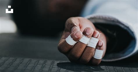 파란색과 흰색 줄무늬 긴 소매 셔츠를 입은 남자가 바닥에 누워 있다 사진 Unsplash의 무료 눕기 이미지