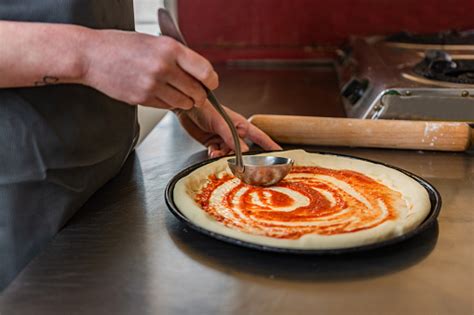 국자를 사용하여 피자에 소스를 퍼뜨리는 셰프의 클로즈업 손수 만든에 대한 스톡 사진 및 기타 이미지 손수 만든 피자 국자 Istock