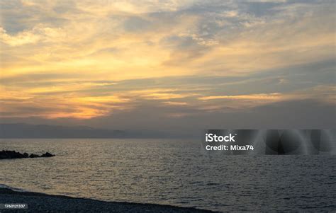 지중해 연안 파도 바다 모래 해변에 아름 다운 저녁 일몰 사이 프러스 섬 1 개념에 대한 스톡 사진 및 기타 이미지 개념 기포 깊은 Istock