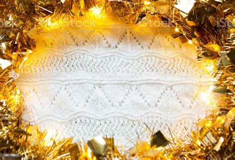 패턴 배경 카피 스페이스와 흰색 니트에 빛과 색조와 금화환으로 만든 축제 프레임 새해 크리스마스 가을 겨울 온난화 분위기 0명에 대한 스톡 사진 및 기타 이미지 Istock