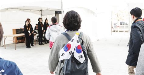 같은 태극기 다른 느낌 김정숙 여사 연일 패럴림픽 응원