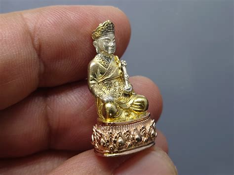 ฮั่วเพ้งไต้ฮงกงโจวซือ เนื้อเงินสามกษัตริย์ ขนาดสูง 27 มิล จัดสร้างโดยมูลนิธิวิทยาเขตสิรินธรราช