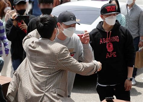 방금 멤버들 배웅 받으며 나란히 ‘군 입대한 비투비 육성재x임현식 사진 인사이트