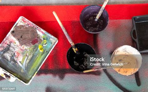 아트 스튜디오의 바닥에 페인트와 브러시 클로즈업이 있는 아트 팔레트와 용기 0명에 대한 스톡 사진 및 기타 이미지 0명 개념 공장 산업 건물 Istock