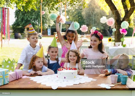 정원에서 야외에서 생일 파티에 친구와 함께 다운 증후군 아이 생일에 대한 스톡 사진 및 기타 이미지 생일 아이 파티