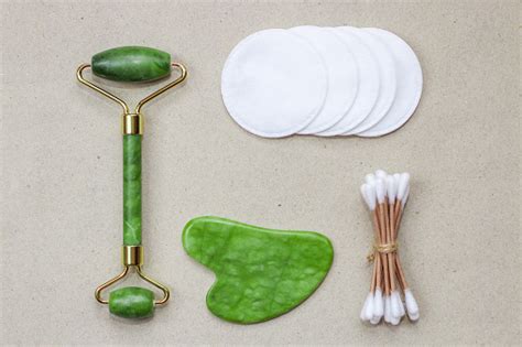 얼굴 마사지 옥 구아쉬 스크레이퍼와 얼굴 롤러 에 추상적인 종이 배경 건강관리와 의술에 대한 스톡 사진 및 기타 이미지 건강관리와 의술 결정체 괄사 Istock